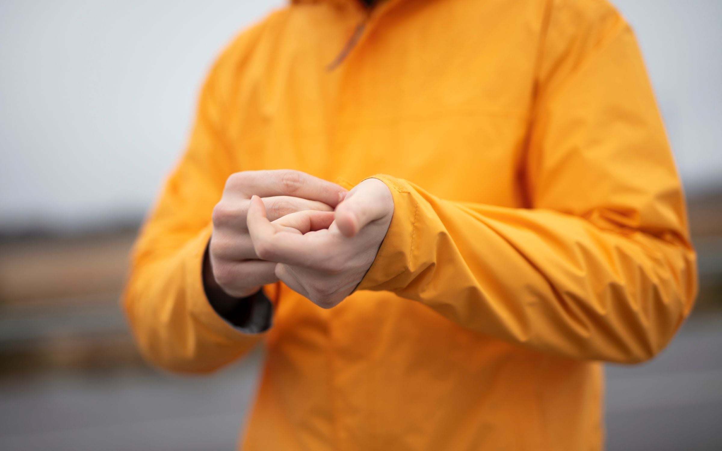 Est-ce que le 100% polyester tient chaud ? Découvre toute la vérité